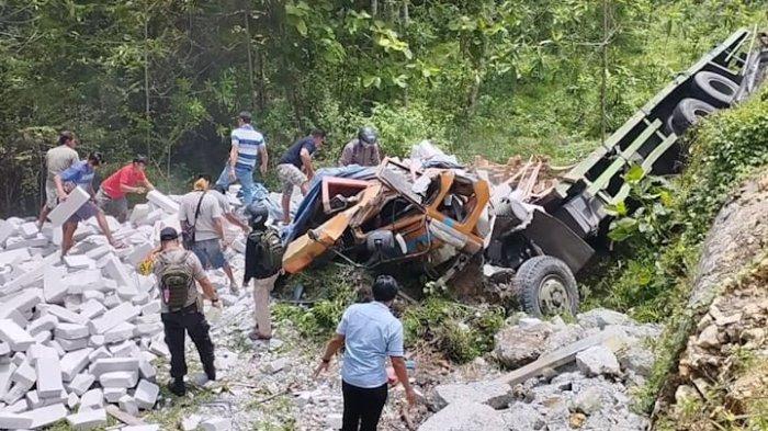 Rem Blong Bawa Petaka, Truk Muatan Batako Terjun ke Jurang Pacitan, Sopir Tak Sempat Selamatkan ...