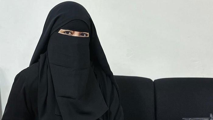 Nasib Umi Pipik Sebelum Pakai Cadar, Akui Didatangi Makhluk Gaib, Sujud Terakhir: Dilangkahin ...