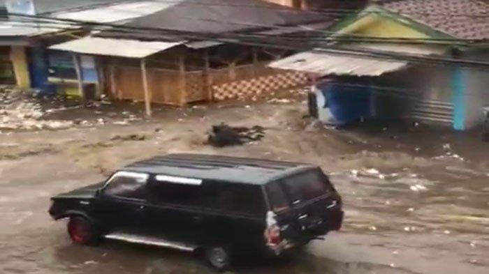 Hujan Deras Bikin Banjir Parah di Wilayah Pujon Malang, Pengendara Motor Nyaris Terbawa Arus ...