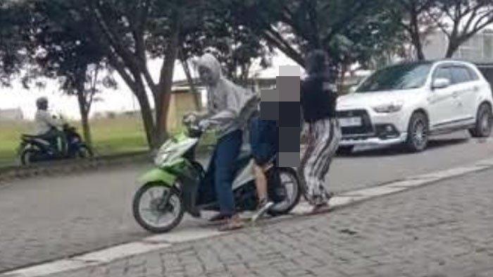Viral 3 Pelajar di Gresik Bertengkar, Perempuan Berkaus Tarik Jilbab Wanita hingga Jatuh dari ...