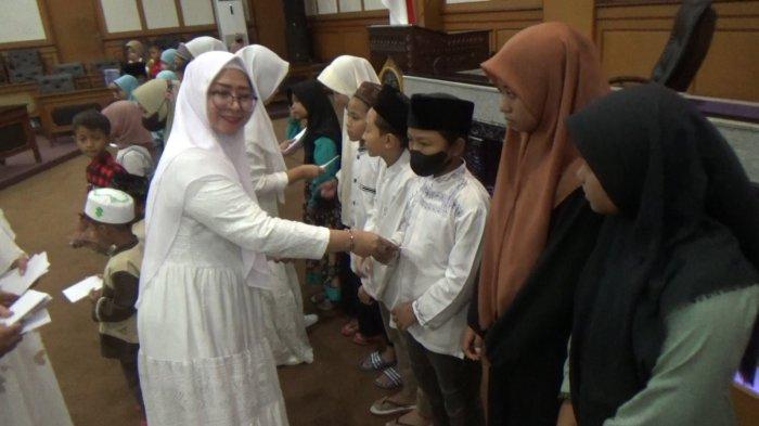 Istri Anggota DPRD Gresik Salurkan Santunan kepada Anak Yatim - Tribunjatim.com