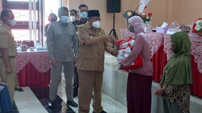 Senangnya Warga Kota Blitar Mulai Terima Pencairan Bansos Kenaikan Harga BBM, Segini Besarannya ...