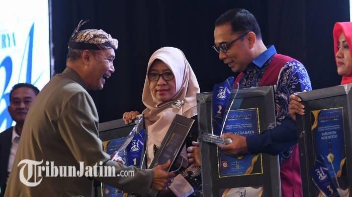 Pemkot Surabaya Borong 3 Penghargaan dari Harian Surya, Walikota Eri: Luar Biasa Karena Warganya ...