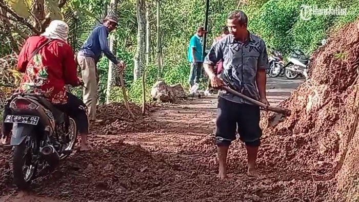 Akses Jalan Utama Penghubung Antar Dusun di Madiun Sempat Tertutup Longsor Tebing Setinggi 5 ...