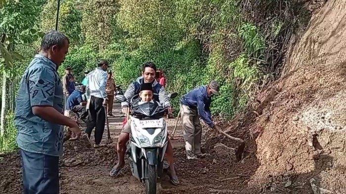 Tebing 5 Meter di Madiun Longsor, Akses Jalan Penghubung Antar Dusun Sempat Tertutup ...