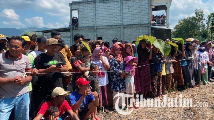 BREAKING NEWS - Warga Berbondong-bondong Saksikan Rekonstruksi Rekayasa Kasus Pembunuhan di ...