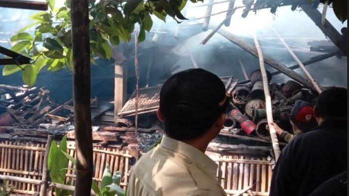 Api Ludeskan Dapur Rumah Warga di Blitar, Mobil Damkar Gercep Padamkan ...