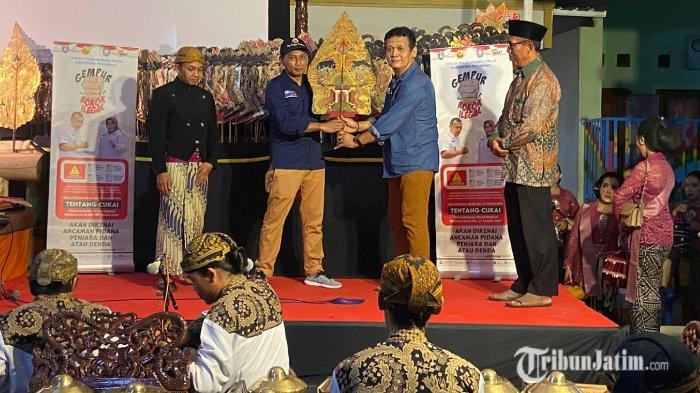 Sosialisasi Lewat Wayang Kulit, Satpol PP Ponorogo Ajak Warga Gempur Rokok Ilegal - Tribunjatim.com