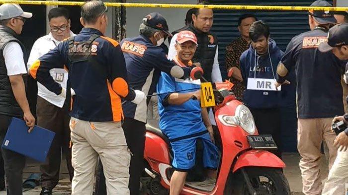 Senyum Santai Yosep saat Rekonstruksi Kasus Subang, Lambaikan Tangan hingga Merasa Tak Bersalah ...