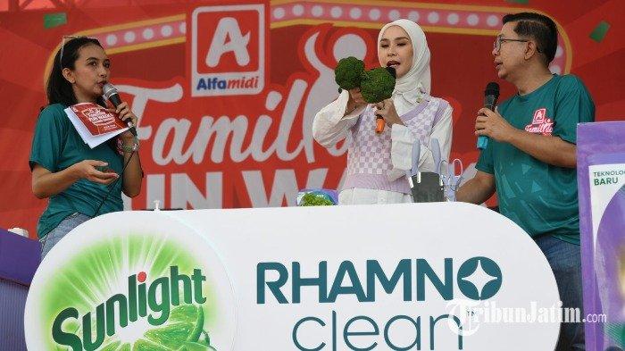 Zaskia Adya Mecca Ramaikan Alfamidi Fun Walk, Pilih Sunlight Biocare ...