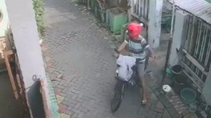 2 Maling Terekam CCTV Satroni Kampung Padat di Surabaya, Motor Supra Kuli Bangunan Raib ...
