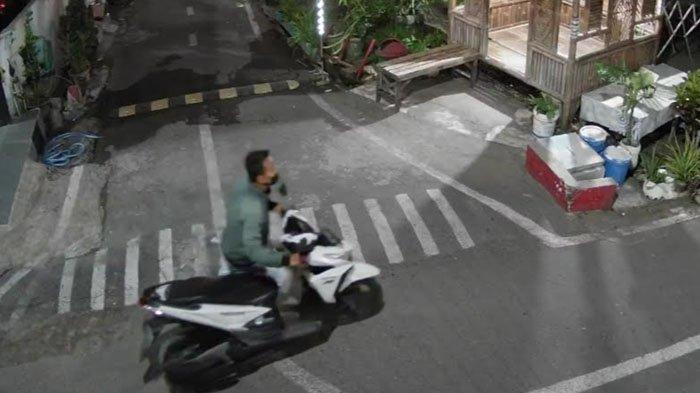 Maling di Kota Blitar Santai Dorong Motor Curian Keluar Gang, Tak Sadar ... Maling di Kota Blitar Santai Dorong Motor Curian Keluar Gang, Tak Sadar ...