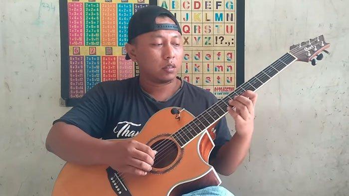 VIRAL Video Alip Ba Ta Dijuluki 'Dewa Gitar Indonesia', Gitaris ...