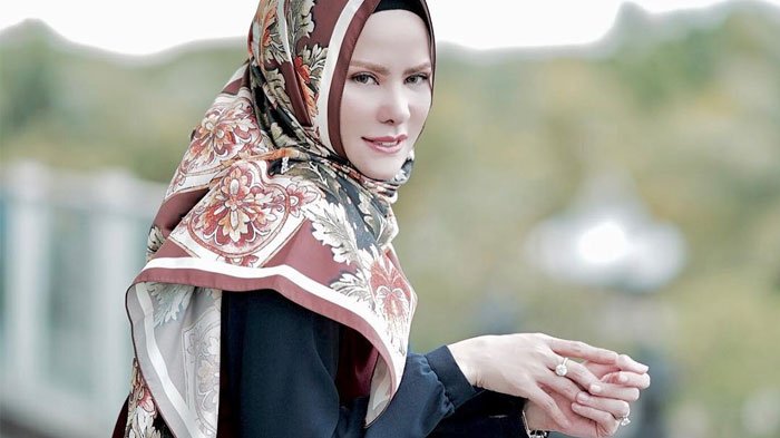 Kerap Tampil Glamour, Intip Nih 10 Gaya Fashion ala Angel Lelga, Mulai ...