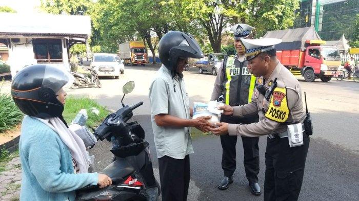 Cara Polisi Pasuruan Beri Apresiasi Pengguna Jalan yang Tertib Berlalu Lintas, Kasatlantas ...