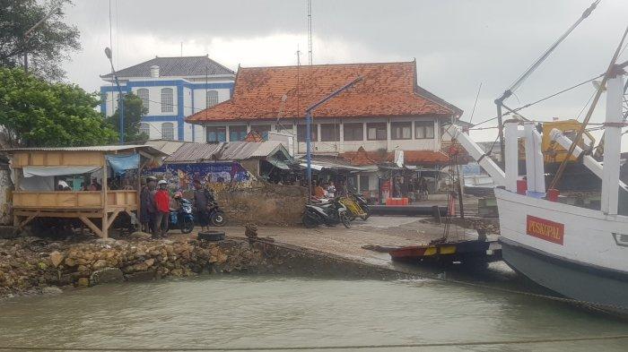Cuaca Buruk Picu Gelombang Tinggi di Pelabulan Kalianget Sumenep, Dua ...