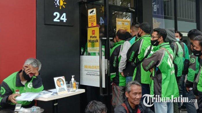 Antrean Promo BTS Meal, Kaca Pintu Depan McD Sunandar Priyo Sudarmo ...