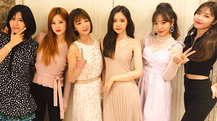 Buktikan Tetap Berhubungan Baik, Apink Makan Bareng dengan Mantan ...