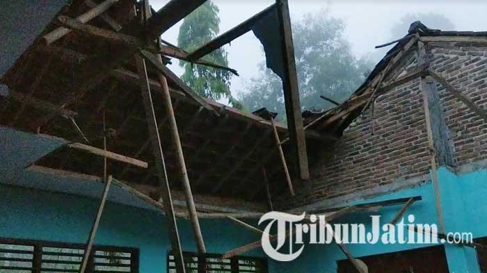 Atap Kelas SD di Trenggalek Ambruk Setelah Diguyur Hujan dan Angin Kencang, Kepala Sekolah ...