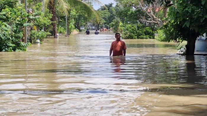 Banjir Luapan Kali Lamong Rendam Wilayah Benjeng Gresik, Ruas Jalan Benjeng-Balongpanggang ...