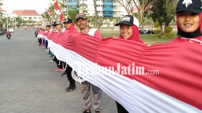 Mahasiswa Baru UTM Bentangkan Merah-Putih Sepanjang 7,5 Kilometer ...