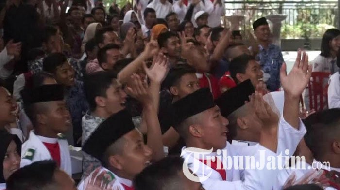 Siswi SMAN 1 Kota Blitar Ini Pembawa Bendera Merah Putih di Istana, Guru dan Siswa Nobar di ...
