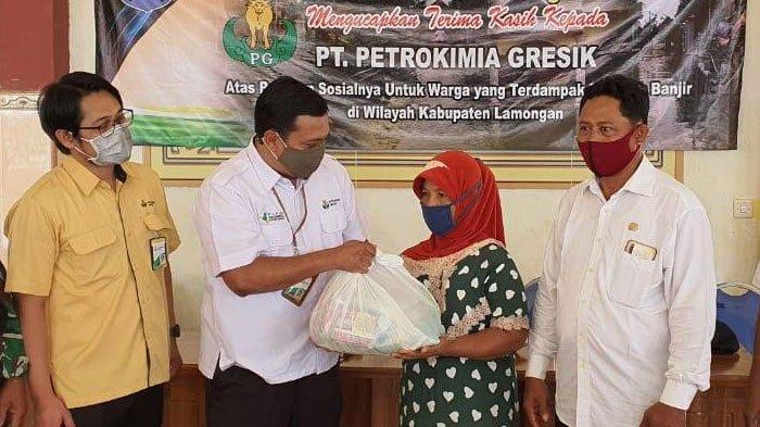 Banjir di Lamongan, Petrokimia Gresik Salurkan 1000 Paket Sambako ke Korban Banjir - Tribunjatim.com