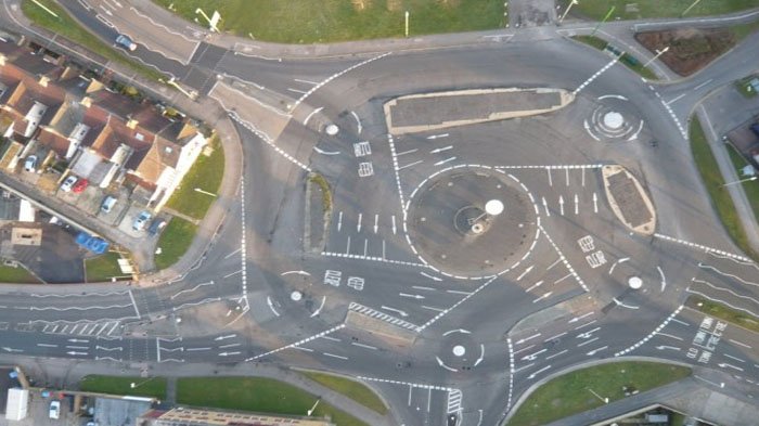 Lima Jalan yang Unik di Dunia, Nomor Tiga Bikin Kamu Pusing ...
