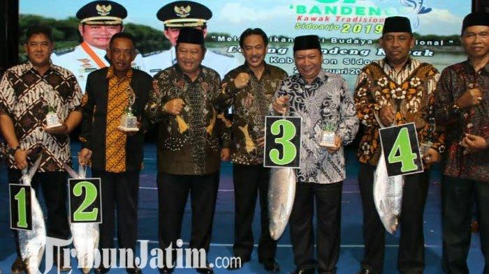 Lelang Bandeng di Alun-alun Sidoarjo Kumpulkan dana Rp 700 juta ...