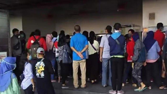 Terjadi Penumpukan Pengurusan SIM di BG Junction Surabaya, Polisi ...