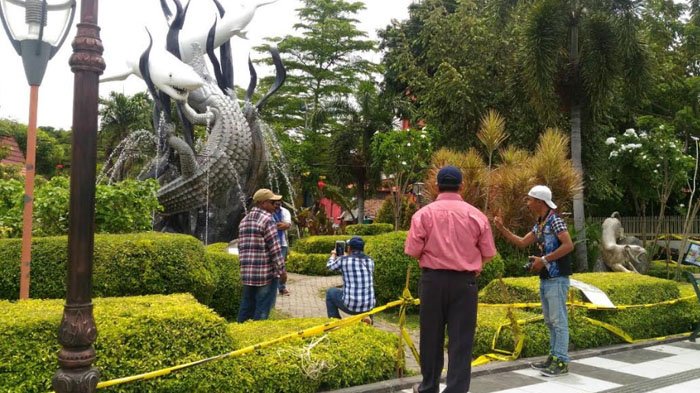 Belum Tahu Apa Fungsinya, Pengunjung Terobos Garis Pembatas Taman ...