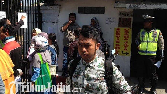 Puluhan Wali Murid Masih Serbu Kantor Dindik Surabaya dengan Dijaga Polisi - Tribunjatim.com