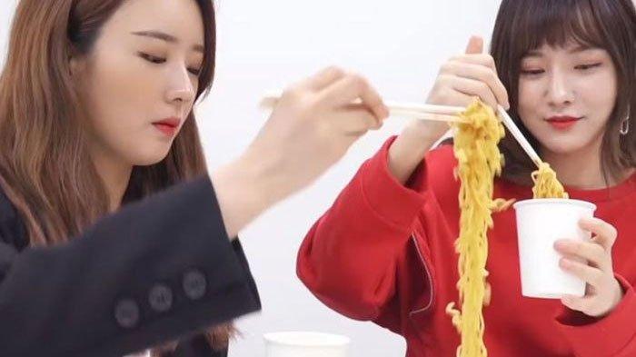Bomi Apink dan Sandara Park 2NE1 Dibuat Ketagihan dengan Indomie Mie ...
