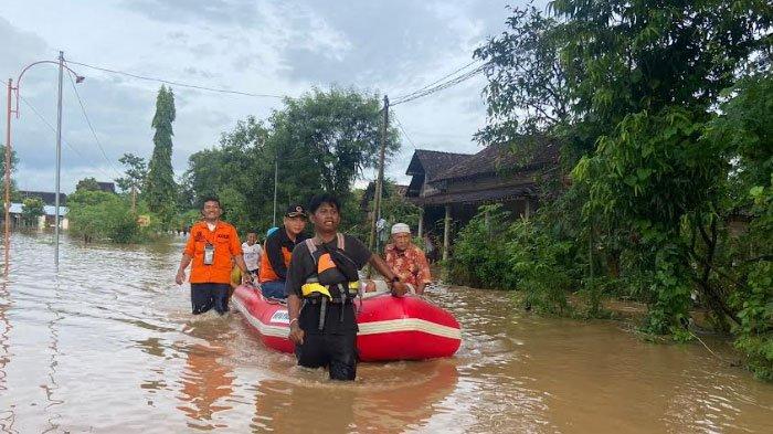 Ponorogo Direndam Banjir, BPBD Evakuasi Warga Lanjut Usia yang Terdampak Pakai Perahu Karet ...