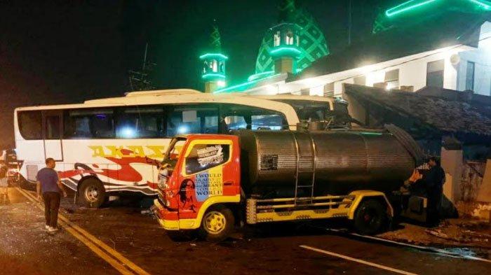 Bus Akas Gagal Nyalip Seruduk Truk Tangki di Mojokerto, Begini Kondisi ...