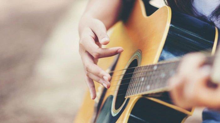 Chord Gitar Lirik Lagu 'Bunda' Potret, Cipt Melly Goeslaw: Kubuka Album ...
