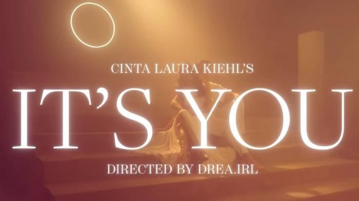 Lirik Lagu Romantis 'It's You' Single Baru dari Cinta Laura: Untuk Apa ...