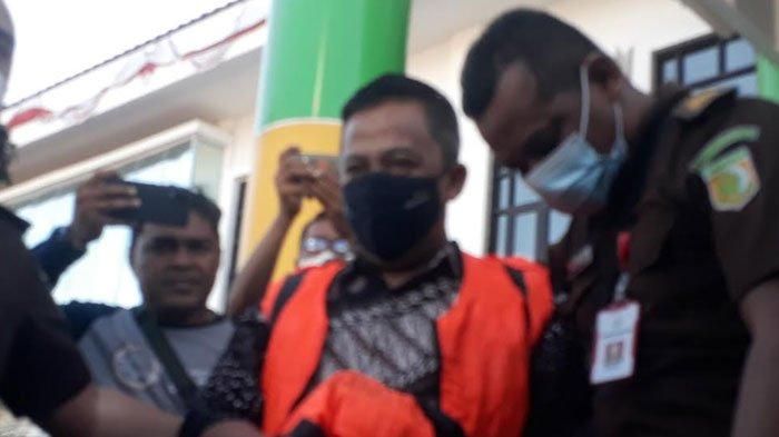 Tersandung Dugaan Kasus Korupsi, Kades Roomo Ditahan Kejari Gresik ... Tersandung Dugaan Kasus Korupsi, Kades Roomo Ditahan Kejari Gresik ...