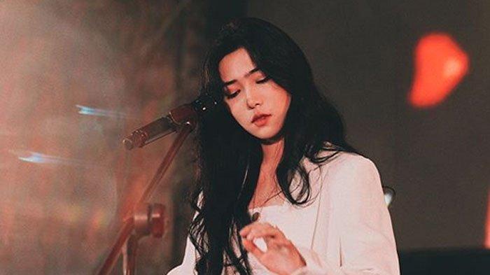 Lirik Lagu Romantis Galau 'Tetap Dalam Jiwa' Isyana, Bila Memang Harus ...