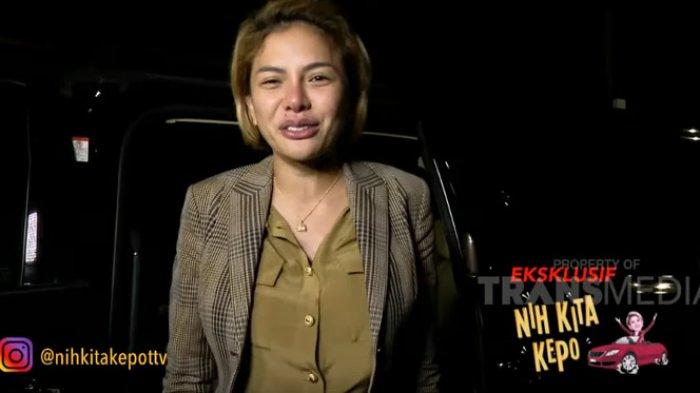 Bebas dari Bui, Nikita Mirzani Pulang Disambut Ustaz, Dikira di Ruqyah, Simak Juga Kisah Sedih ...