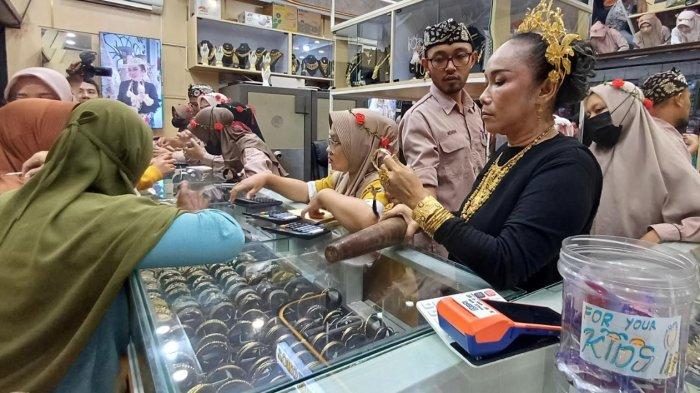 Jelang Lebaran, Emak-Emak di Lamongan Ramai-Ramai Serbu Toko Emas, Banjir Beli Perhiasan ...