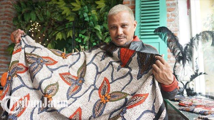 Desainer Embran Nawawi Luncurkan Buku Narasi Batik Gringsing: Doa ...