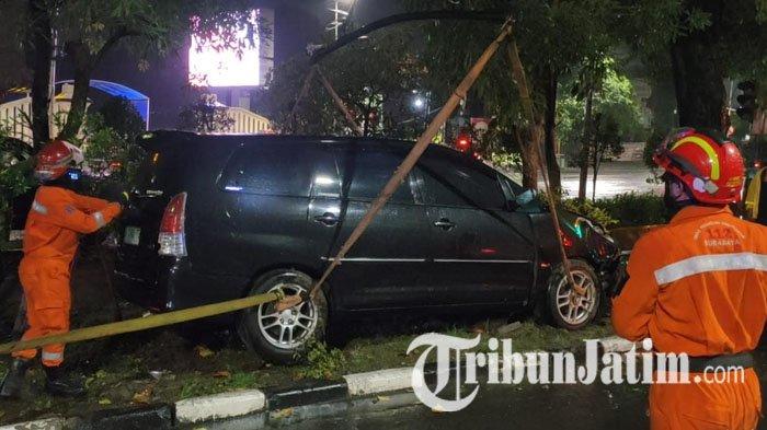 Mau Jenguk Kerabat, Toyota Innova Tergelincir Nyaris Terperosok Parit ...