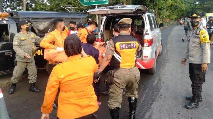 Tersenggol saat Menyalip Truk Tronton, Remaja Mojokerto Jatuh ke Kolong dan Terlindas hingga ...