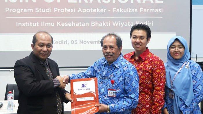 Institut Ilmu Kesehatan Bhakti Wiyata Kediri Miliki Prodi Baru Profesi Apoteker - Tribunjatim.com