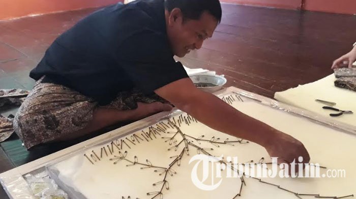 VIDEO : Aksi Seniman Surabaya Firman 'Batik Teyeng' Lukis Batik Pakai ...