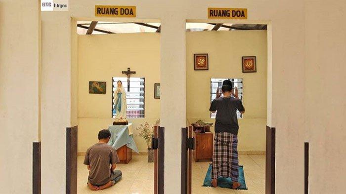 VIRAL Foto Ruang Doa 2 Agama Berbeda Saling Bersebelahan, Fotografer ...