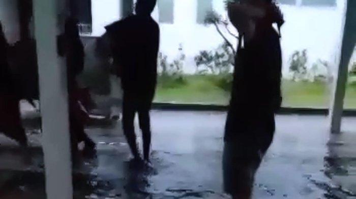 Hujan Deras 3 Jam, Selasar RSUD Dr Soegiri Lamongan Tergenang, Termasuk ...