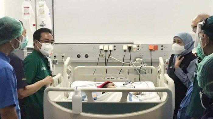 Gubernur Khofifah Jenguk Bayi Kembar Siam Anaya-Inaya yang Berhasil Dipisahkan RSUD Dr Soetomo ...