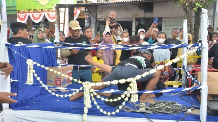 Mengintip Tradisi Gulat Okol di Desa Setro Gresik, Aksi Adu Tangkas ...